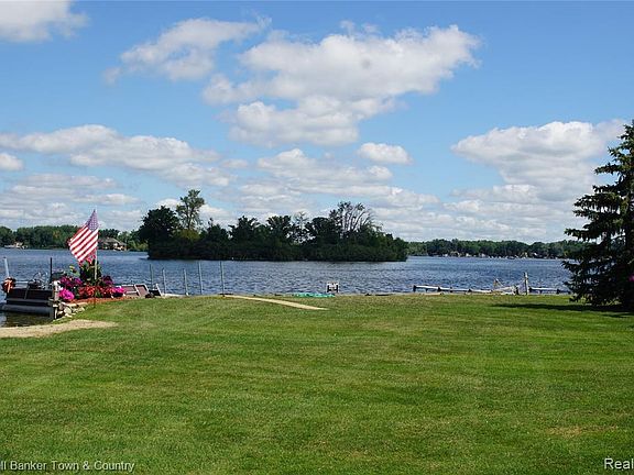 3500 W Silver Lake Rd, Fenton, MI 48430 | MLS #2200059380 | Zillow