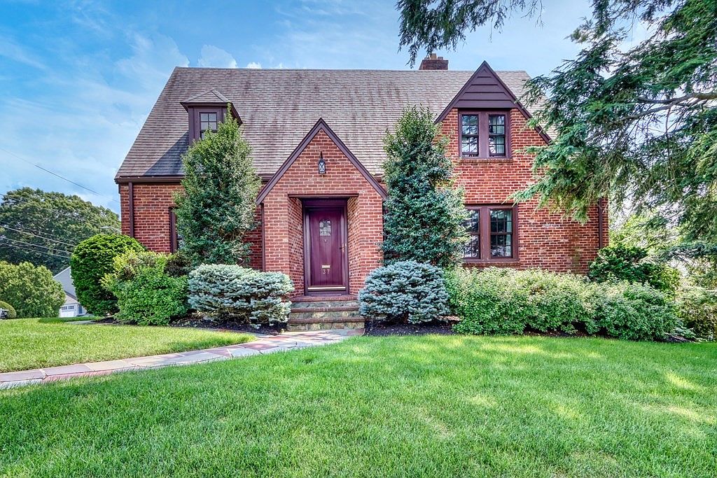37 Sherwood Rd, Melrose, MA 02176 | Zillow