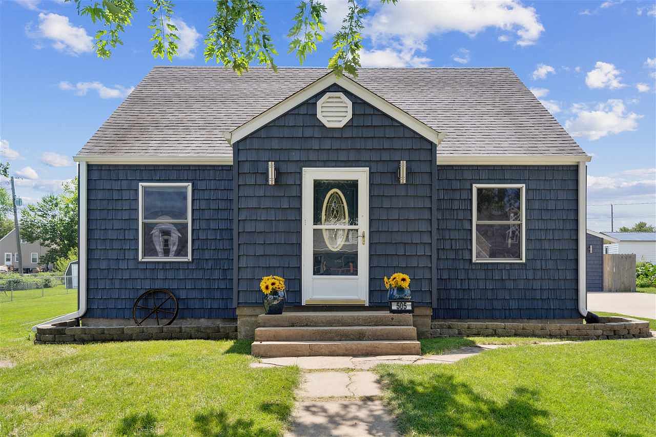 505 1st St E, Newhall, IA 52315 | Zillow