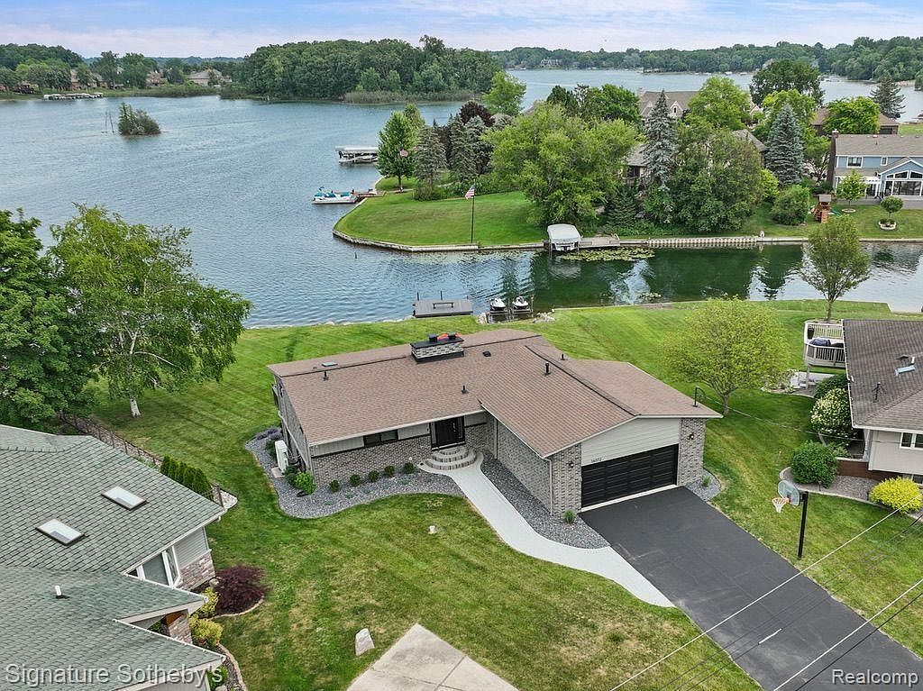 16072 Silvercrest Dr, Fenton, MI 48430 | Zillow