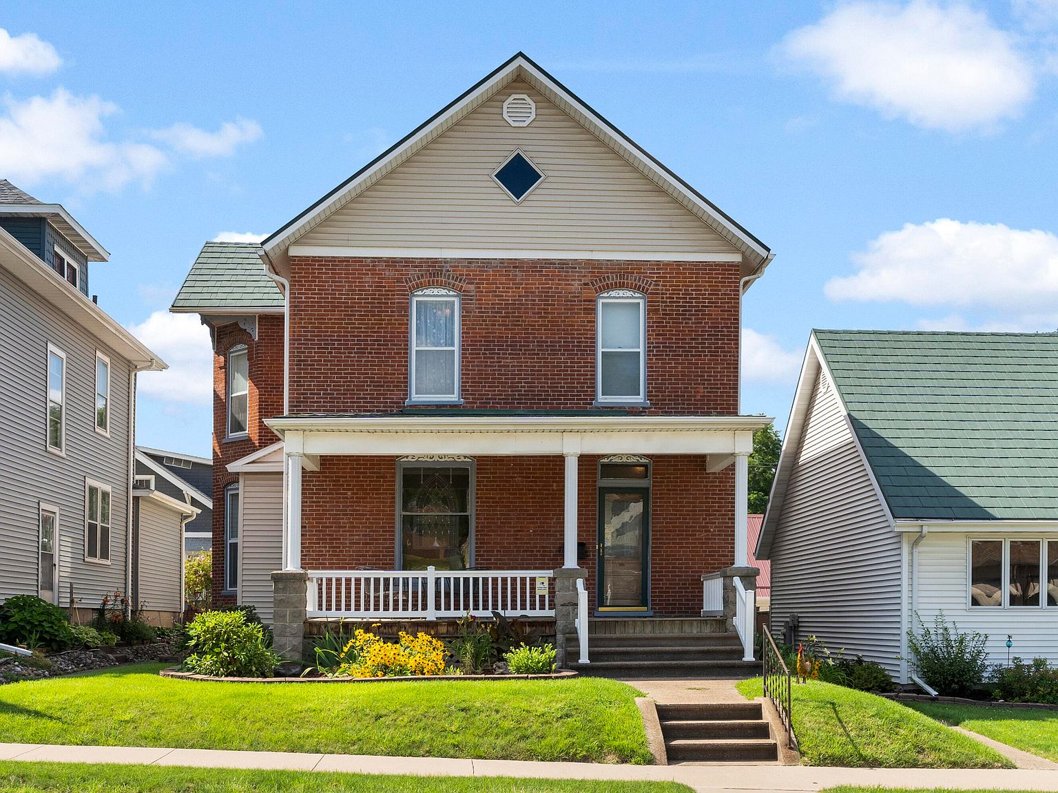 203 E 8th St, Muscatine, IA 52761 | MLS #24-404 | Zillow