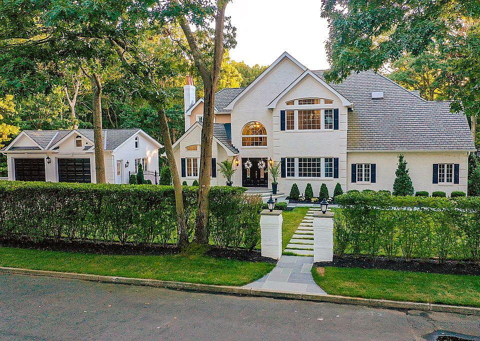 2 Maria Ct, Wading River, NY 11792 | Zillow