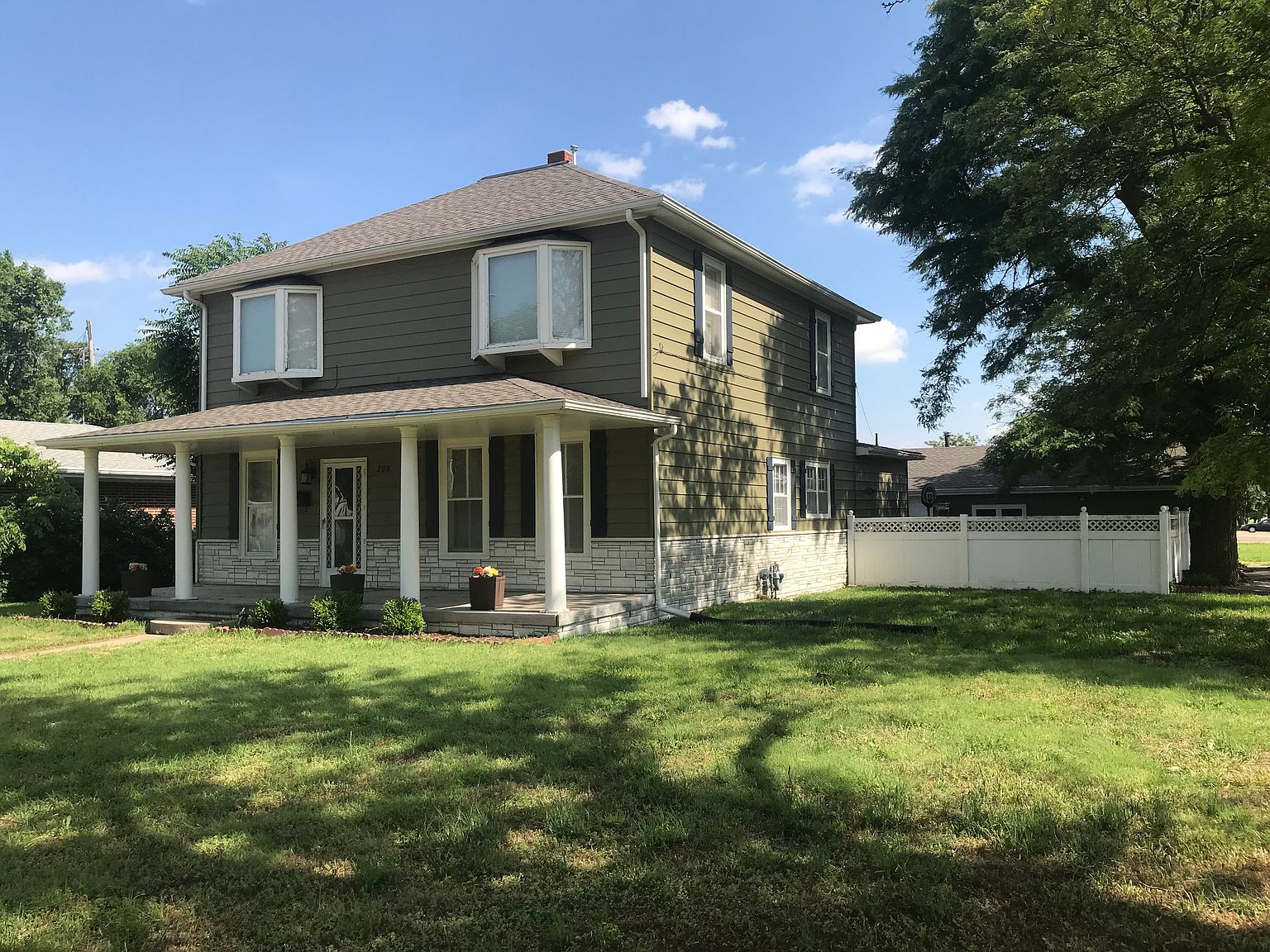 208 E 1st St, Russell, KS 67665 | Zillow