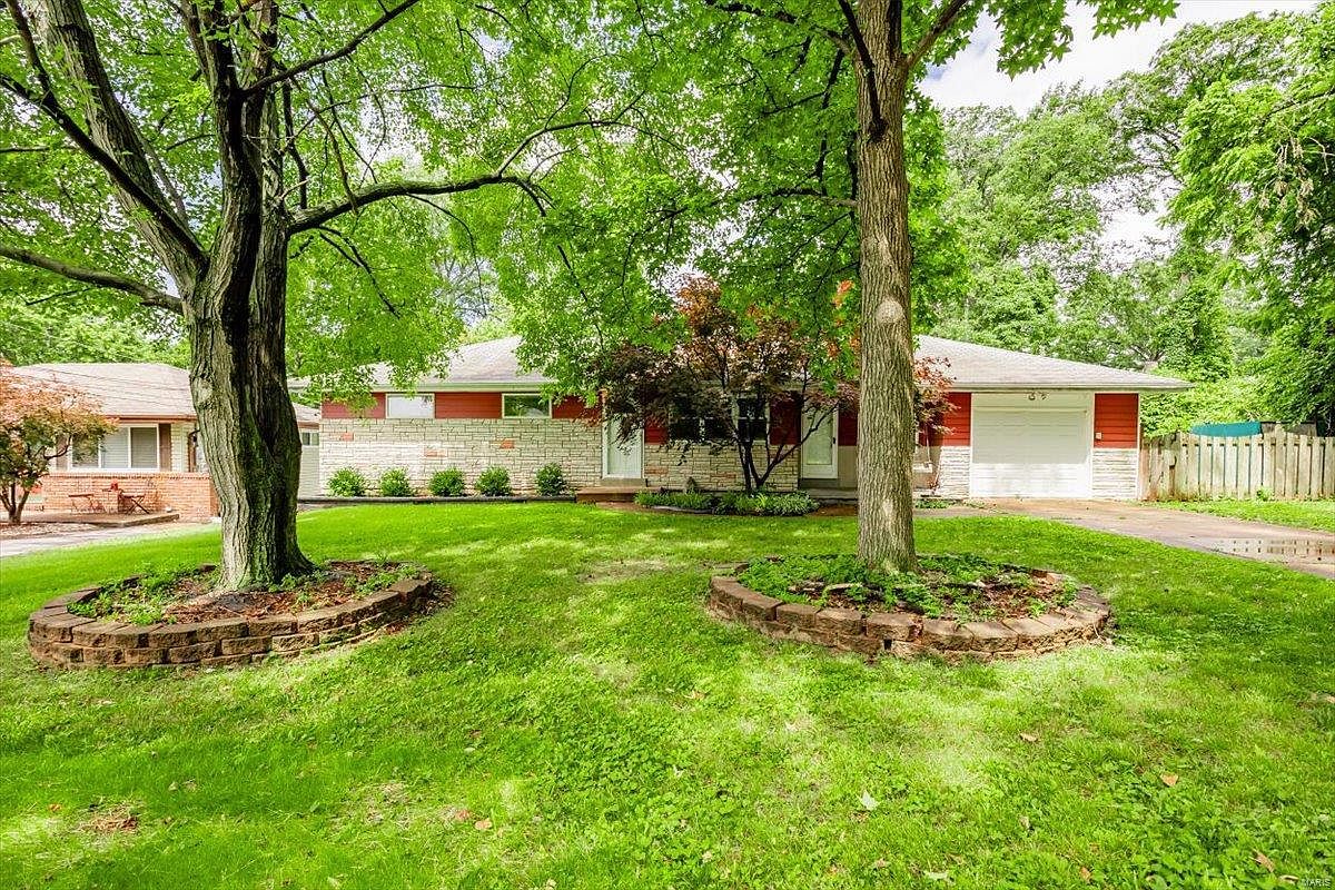 7821 Ivanhoe St, Saint Louis, MO 63123 | Zillow