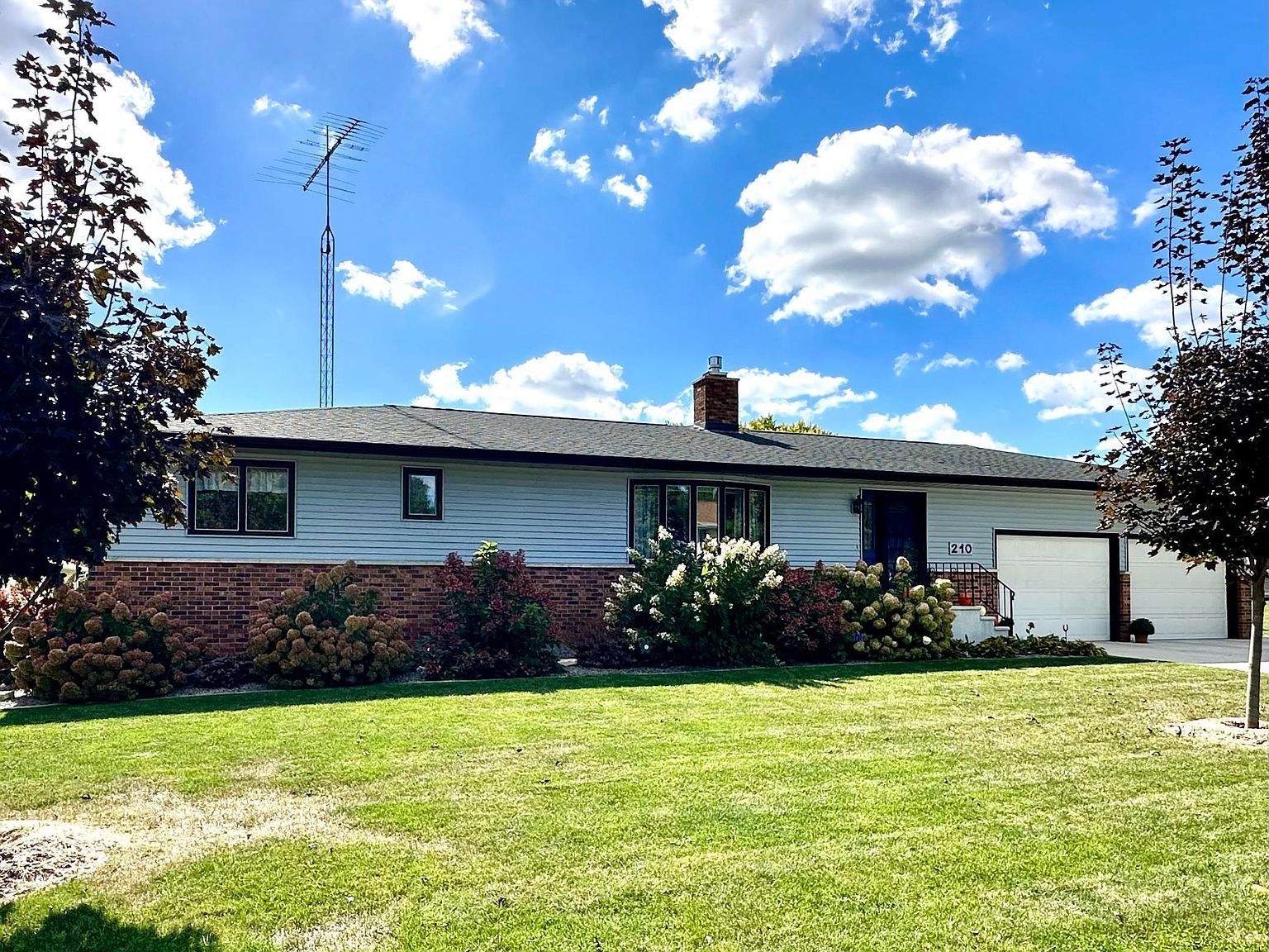 210 E Cabot St, Le Roy, MN 55951 | Zillow