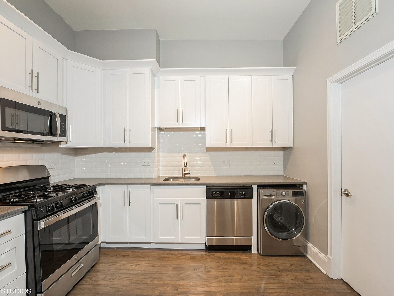 807 N Wabash Ave APT 3W, Chicago, IL 60611 | Zillow