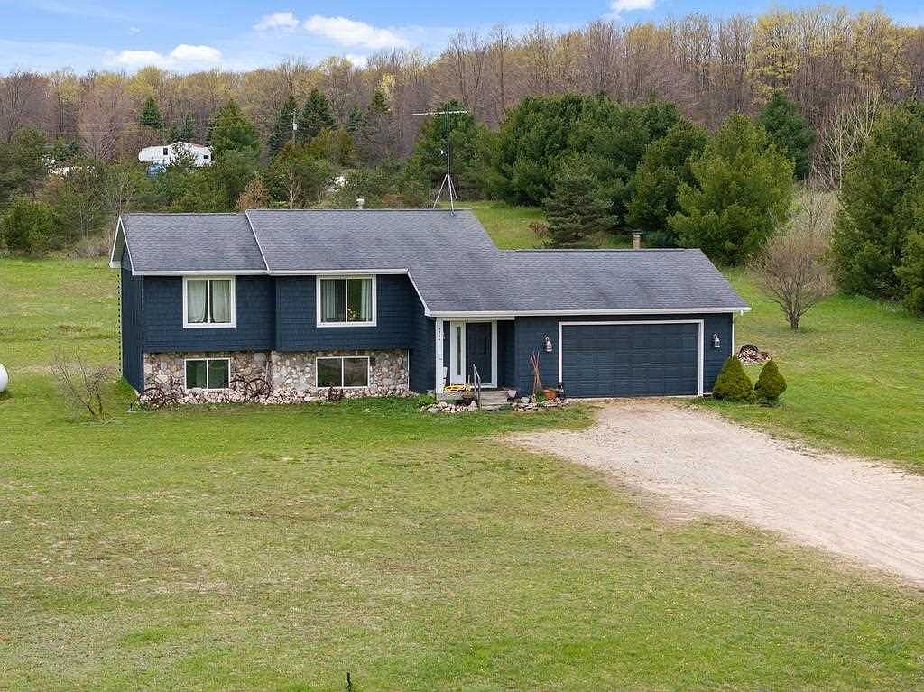 4796 Lightfoot Rd, Harbor Springs, MI 49740 | MLS #473670 | Zillow