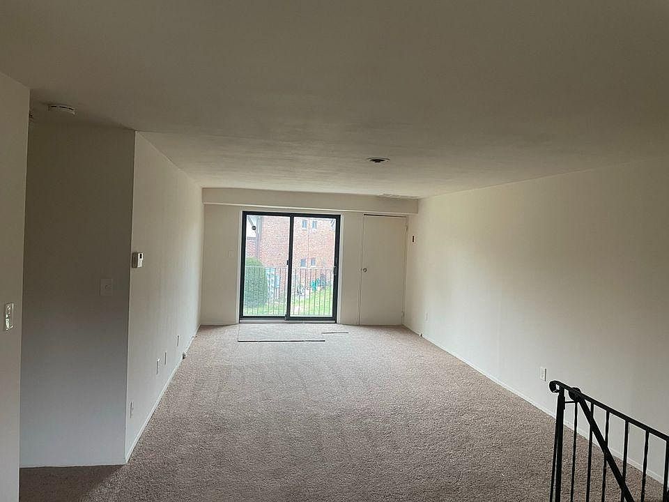 29 Newbrook Ln APT 29, Bay Shore, NY 11706 | Zillow