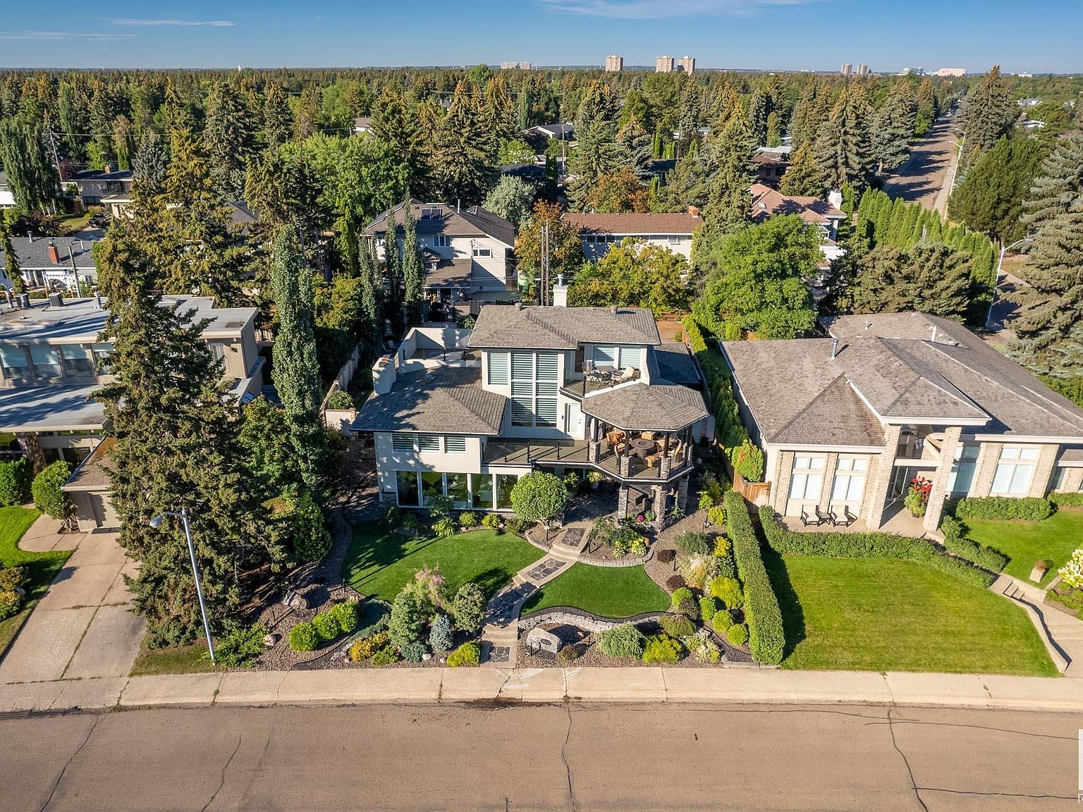 9028 Valleyview Dr NW, Edmonton, AB T5R 5T6 | MLS #E4393981 | Zillow