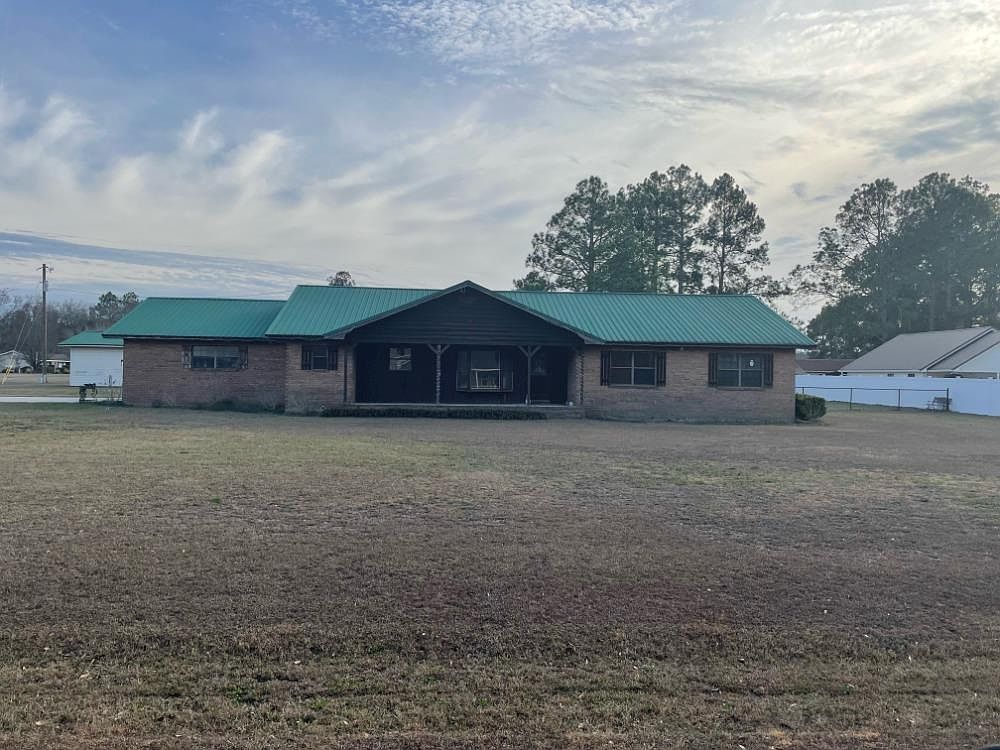 52 Brandon St SE, Baxley, GA 31513 | Zillow