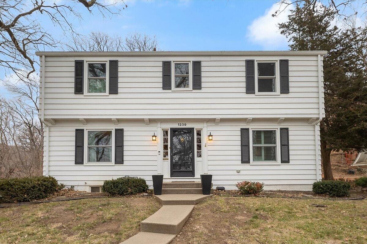 1239 Crescent Dr, Council Bluffs, IA 51503 | Zillow