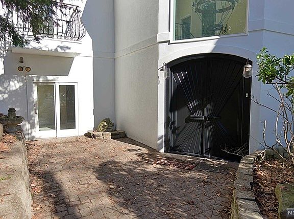 4 Old Wood Rd, Edgewater, NJ 07020 | MLS #24004240 | Zillow