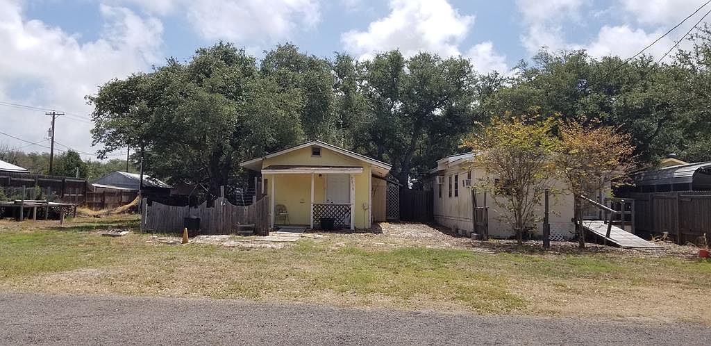 1030 N Kossuth St, Rockport, TX 78382 | Zillow