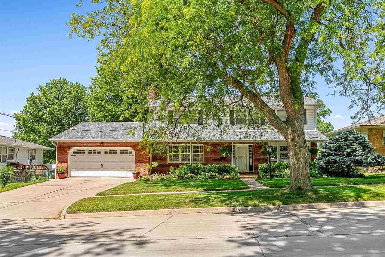 927 Southlawn Dr, Iowa City, IA 52245 | Zillow
