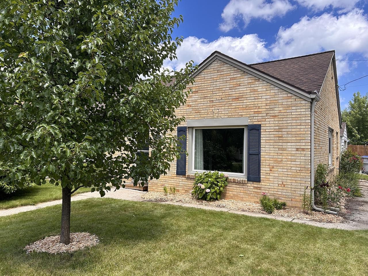 4242 South Lenox STREET, Milwaukee, WI 53207 | Zillow