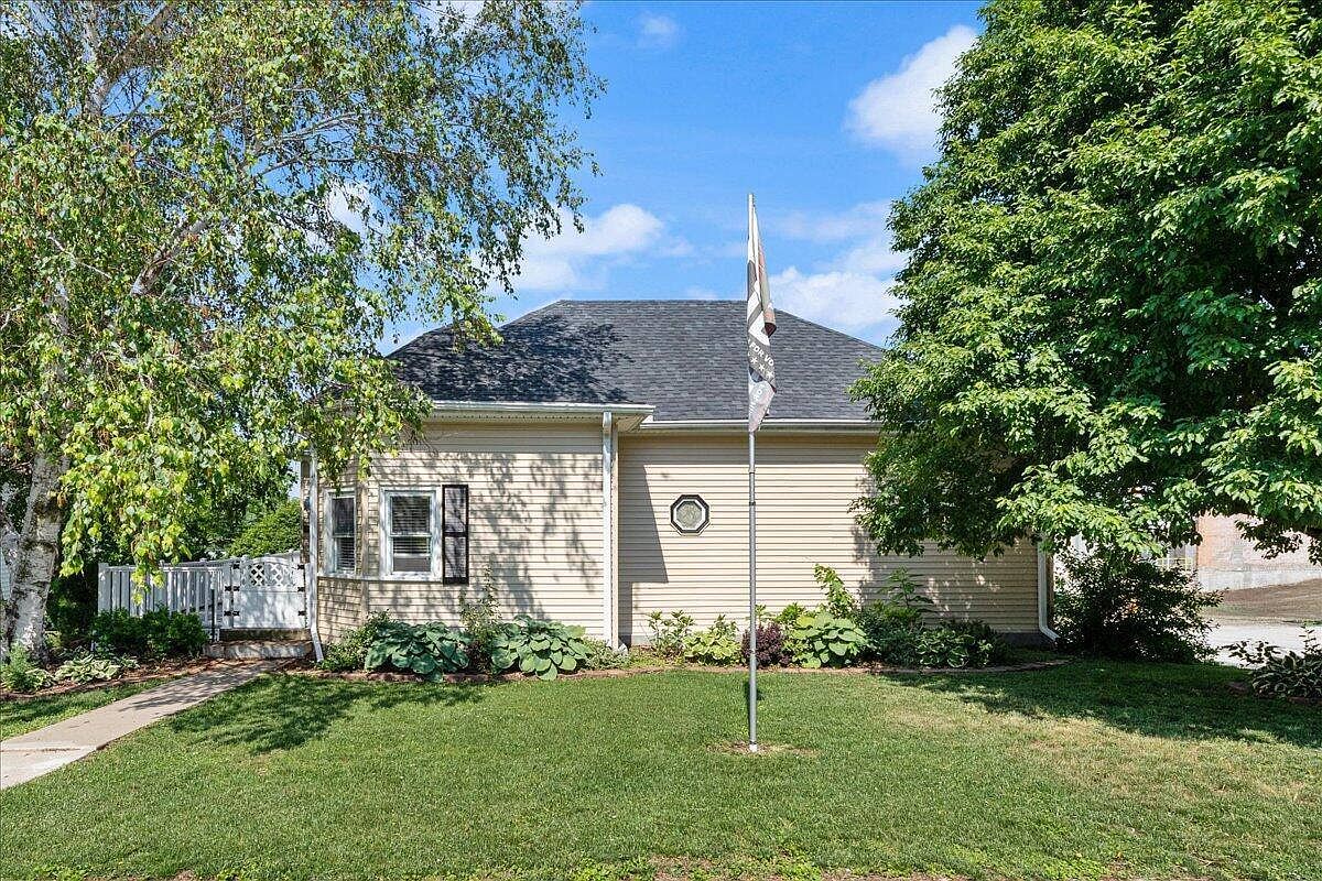118 S Central St, Carson, IA 51525 | Zillow