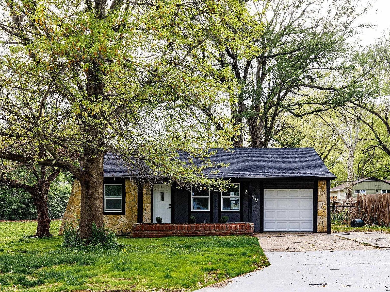 2219 SW Morningside Rd, Topeka, KS 66614 | Zillow