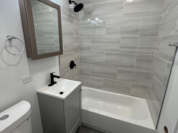 3752 W Division St APT 2W, Chicago, IL 60651 | Zillow