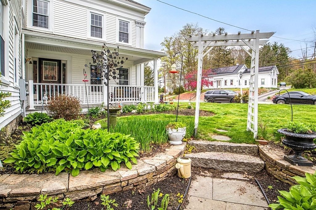 138-138A N Main St, Upton, MA 01568 | Zillow