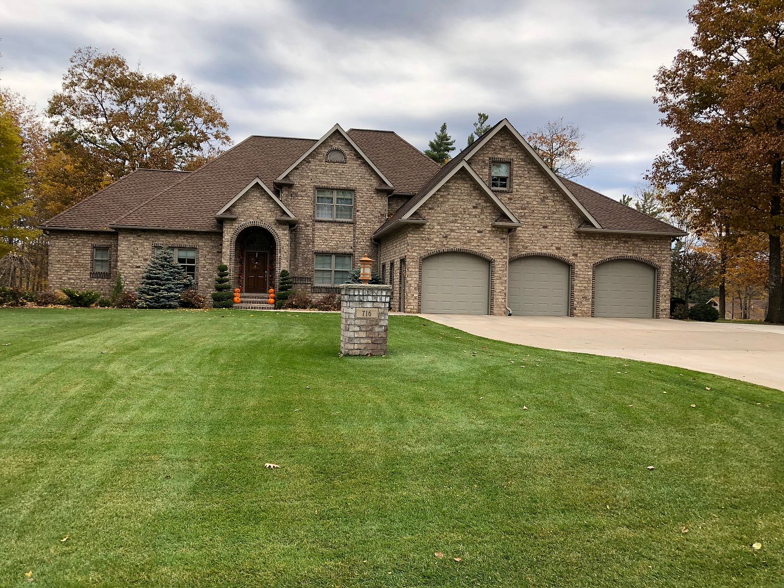 716 Hillcrest Dr, Iron Mountain, MI 49801 | Zillow