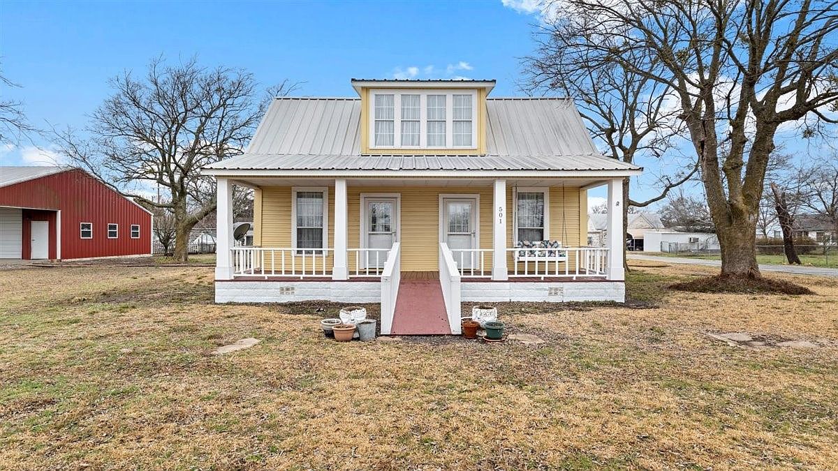 501 1st St, Windom, TX 75492 | Zillow
