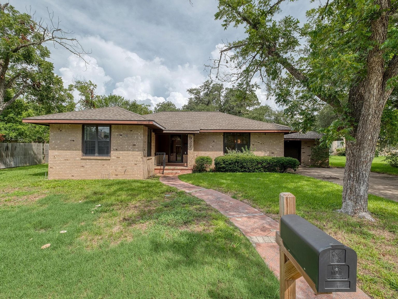 927 E Walnut St, La Grange, TX 78945 | MLS #2225795 | Zillow