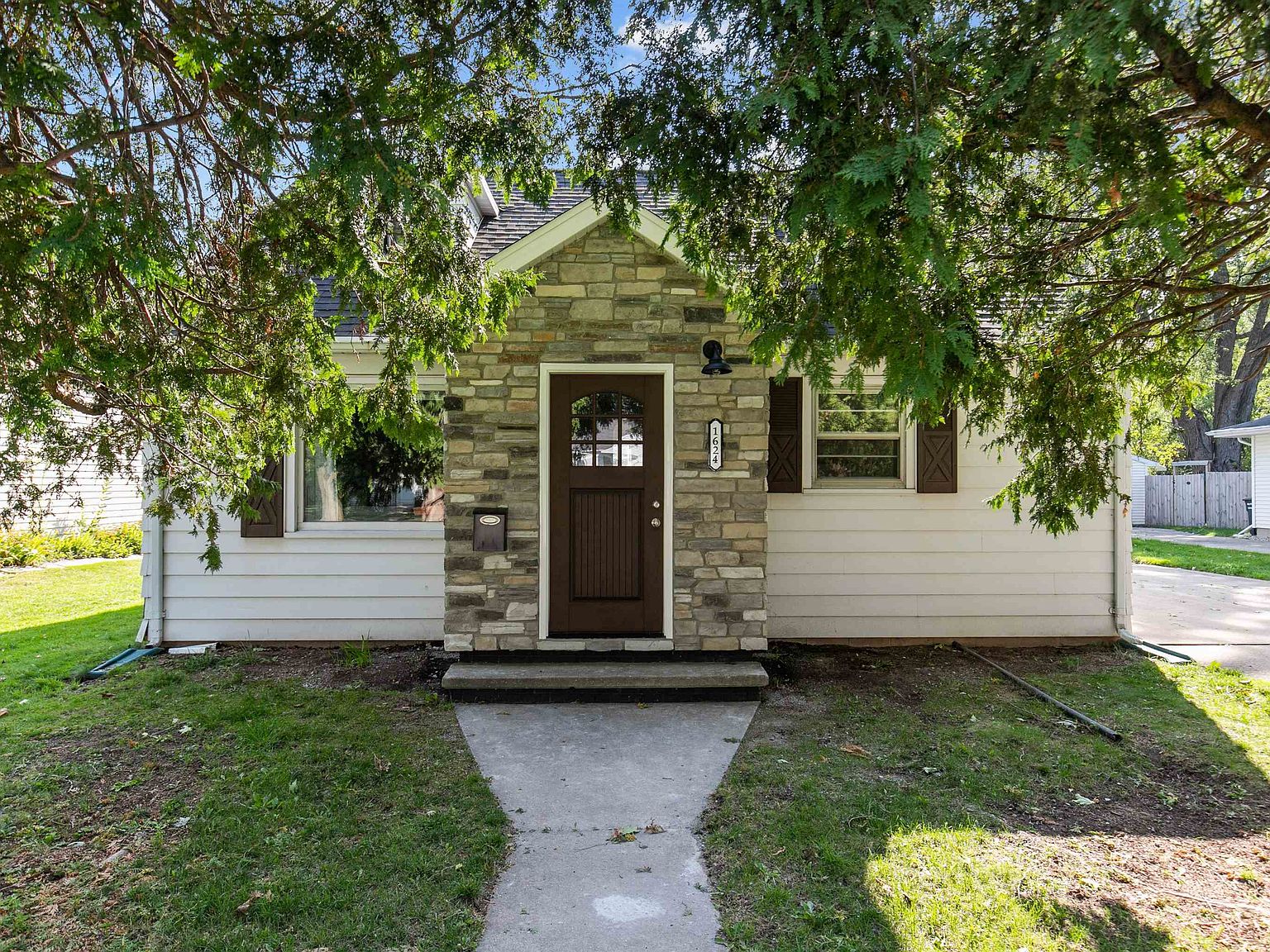 1624 S Jackson St, Appleton, WI 54915 | Zillow