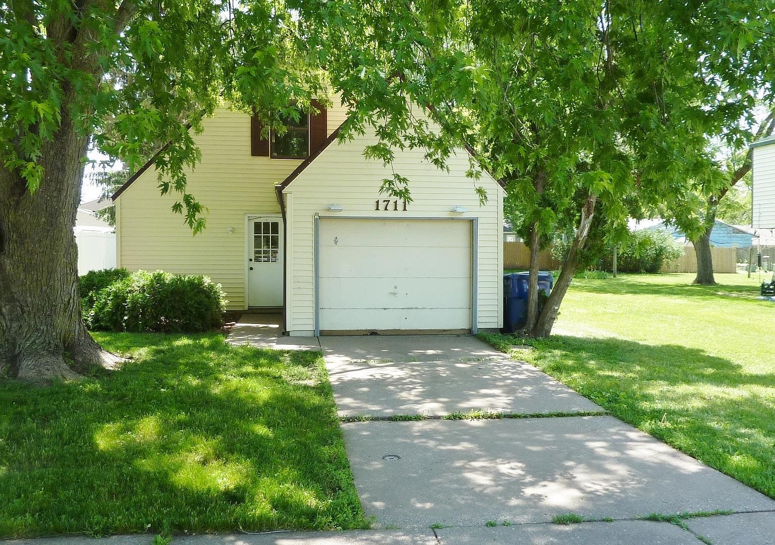 1711 W 59th St, Davenport, IA 52806 | Zillow