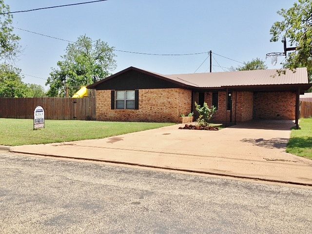 1150 W Eden St, Munday, TX 76371 | Zillow