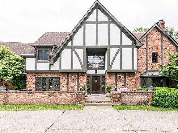 218 Charing Cross Ct, Bloomfield Hills, MI 48304 | MLS #20240035998 ...