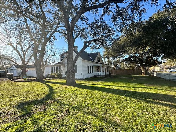327 S Pumphrey St, Edna, TX 77957 | Zillow