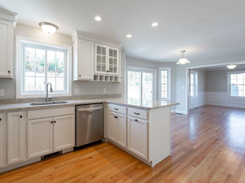 12 Robin Way UNIT 5, Chester, NH 03036 | MLS #4941606 | Zillow