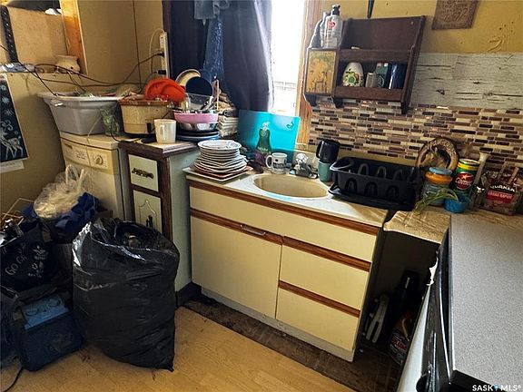 118 Warwick St, Neville, SK S0N 1T0 | Zillow