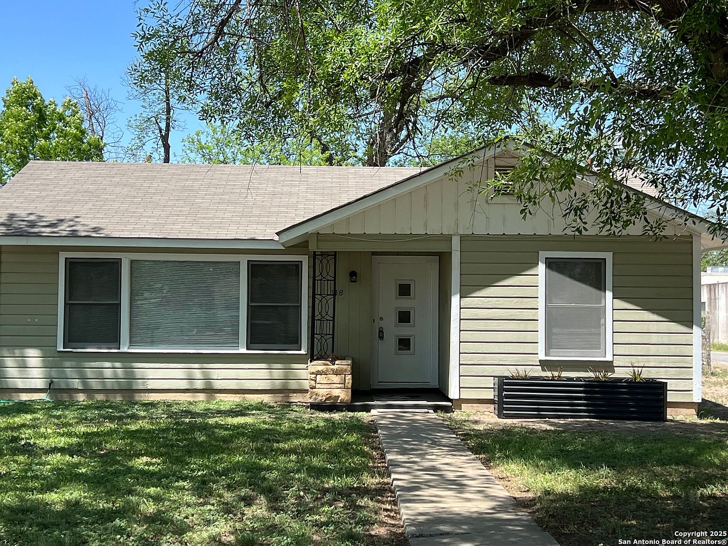 118 W Garden St, Uvalde, TX 78801 | Zillow