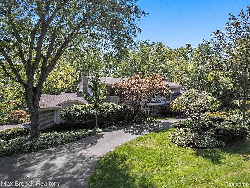 4282 Stoneleigh Rd, Bloomfield Hills, MI 48302 | MLS #20240066846 | Zillow