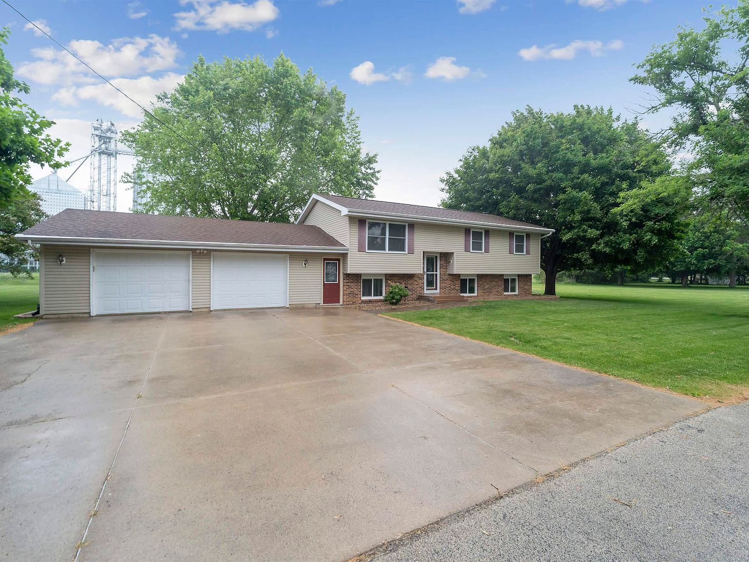 410 Main St, Lamont, IA 50650 | Zillow
