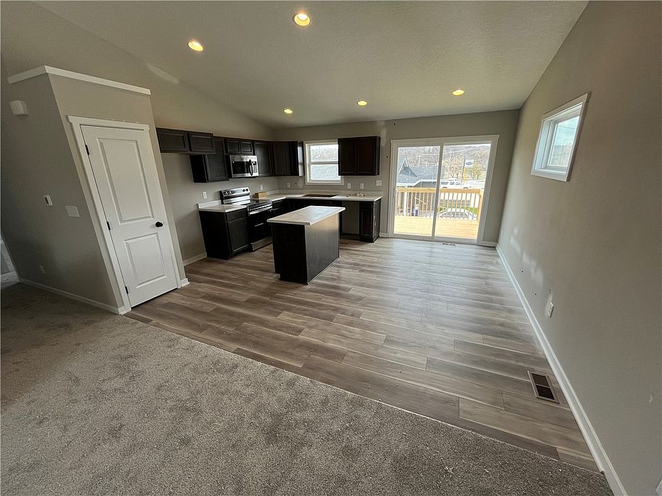 2242 E 38th Ct, Des Moines, IA 50317 | Zillow