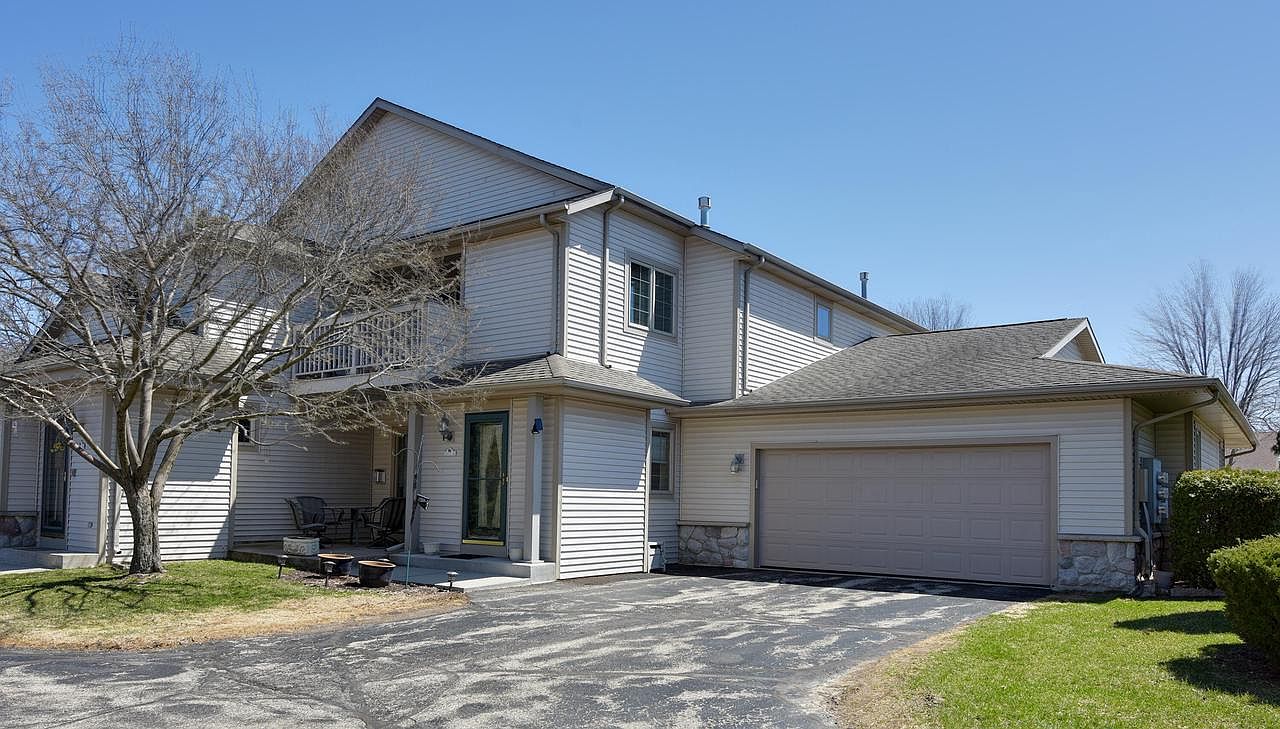2221 Circle Rdg UNIT A, Delafield, WI 53018 | Zillow