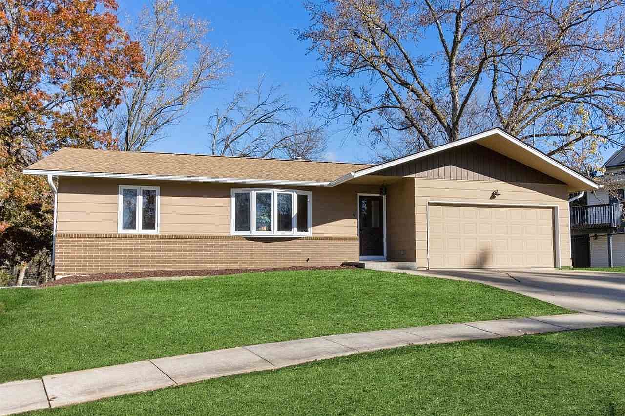 4 Westgate Cir, Iowa City, IA 52246 | Zillow