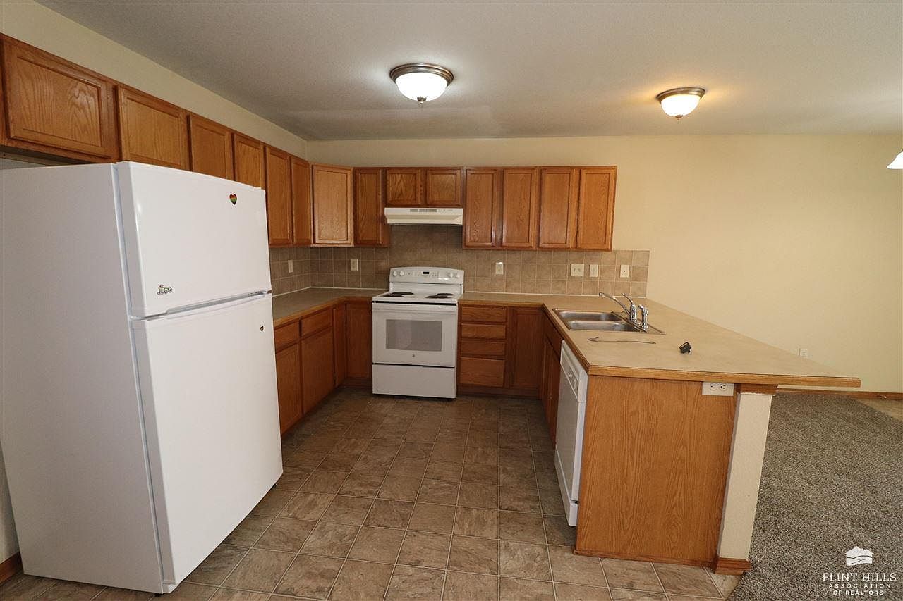 1122 Country Club Ln, Junction City, KS 66441 | MLS #20232413 | Zillow