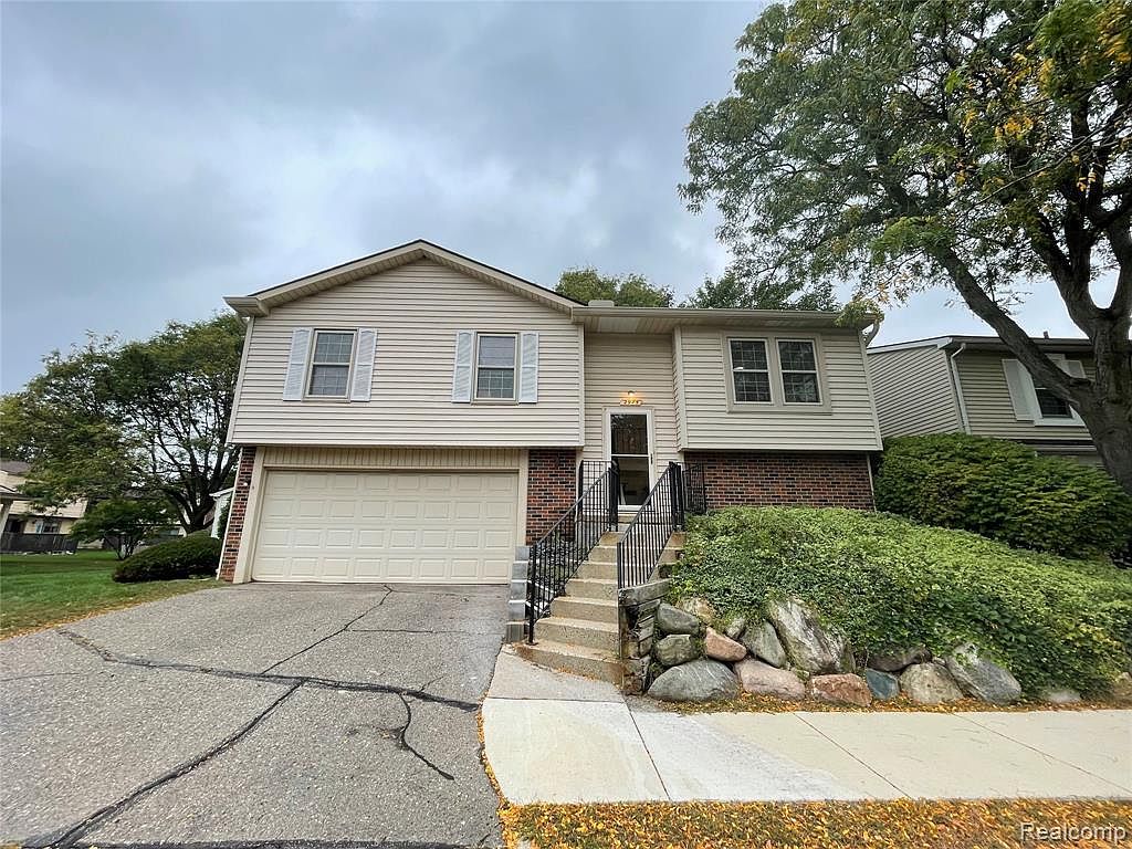2975 Roundtree Dr, Troy, MI 48083 | Zillow