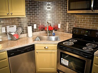 2717 SW 2nd Ave APT 2, Portland, OR 97201 | Zillow