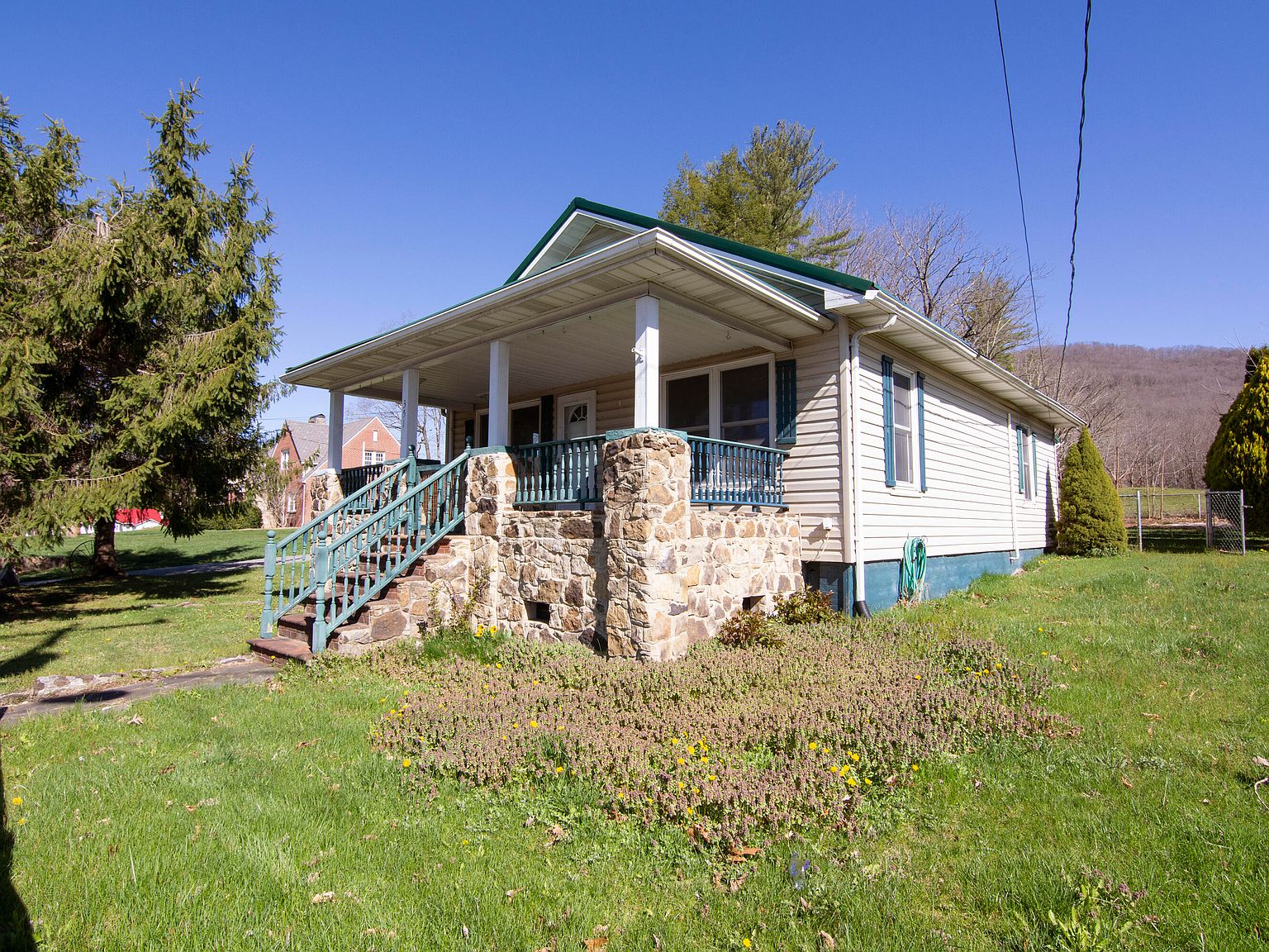 351 Nicholas St, Rupert, WV 25984 | Zillow