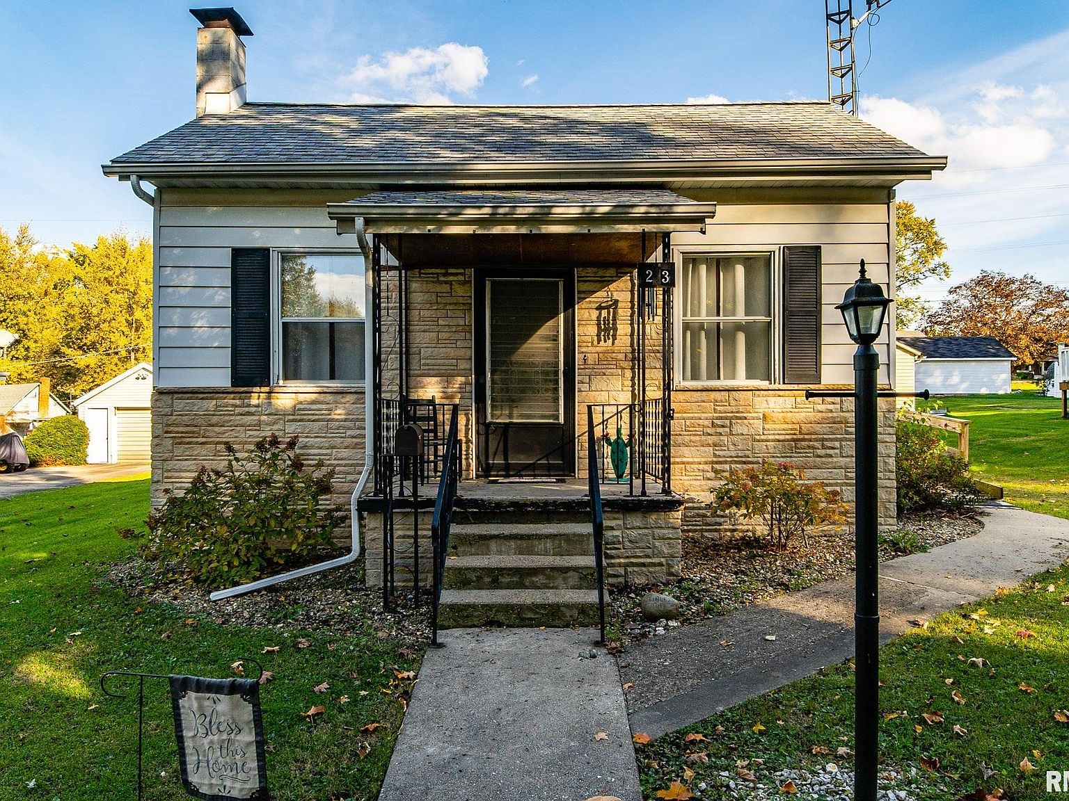 213 N Spring St, Mount Pulaski, IL 62548 | Zillow