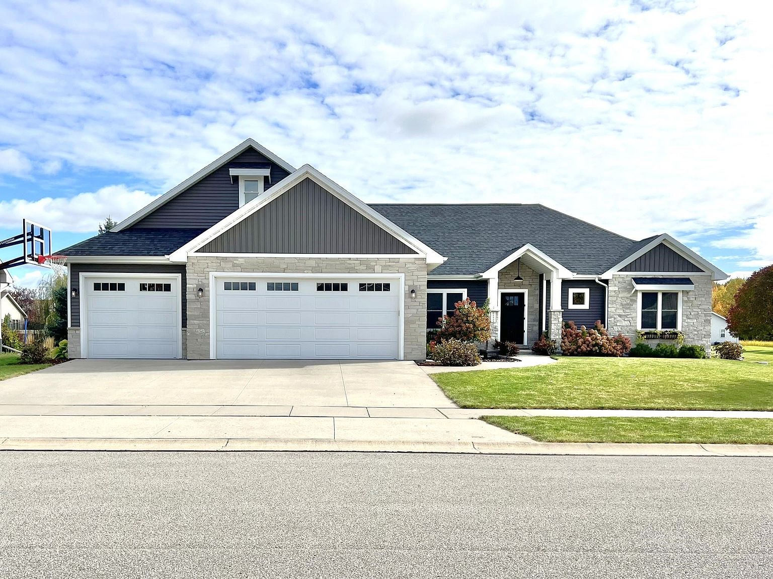 N8924 Harrisville Ct, Menasha, WI 54952 | Zillow