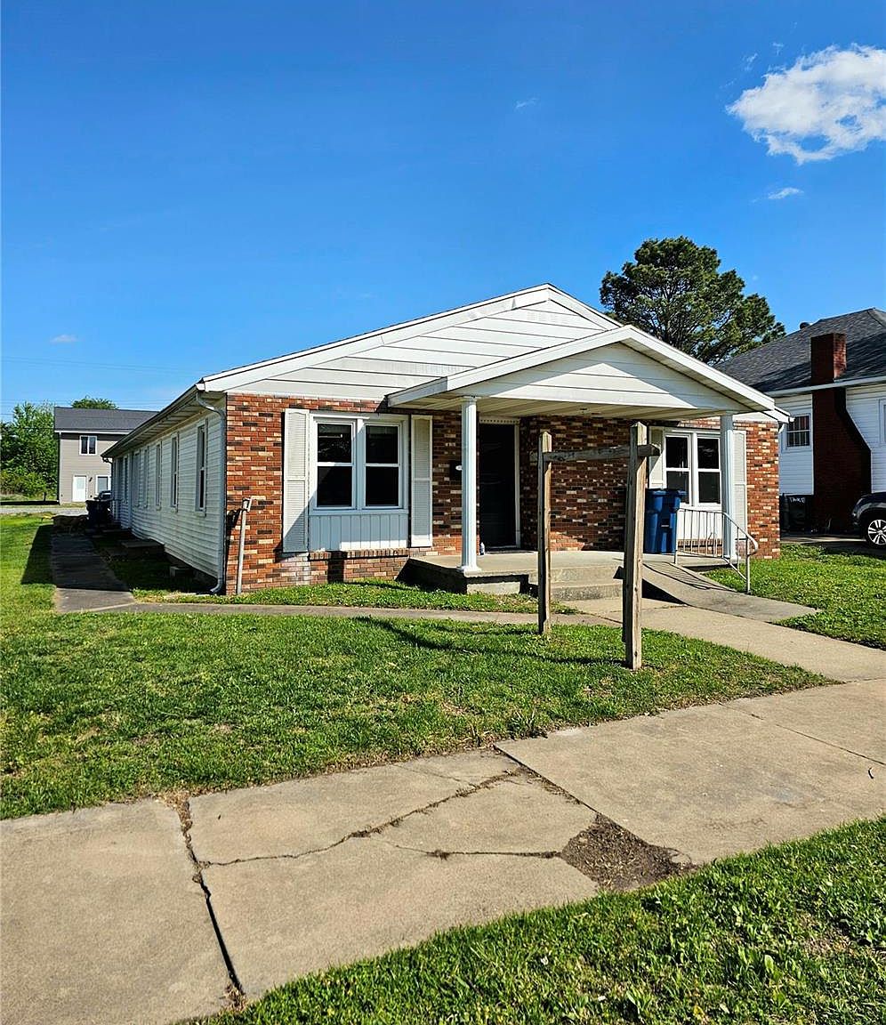 218 S Main St, Chaffee, MO 63740 | Zillow