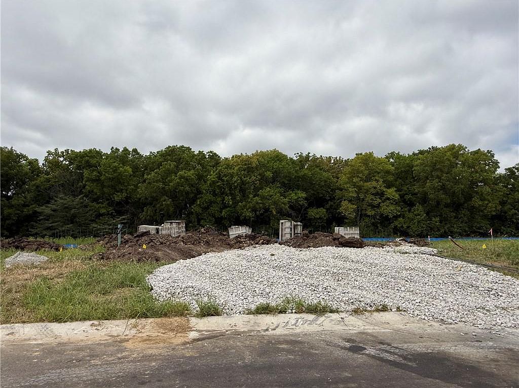 1212 SE Windbreak Dr, Lees Summit, MO 64081 | MLS #2550728 | Zillow