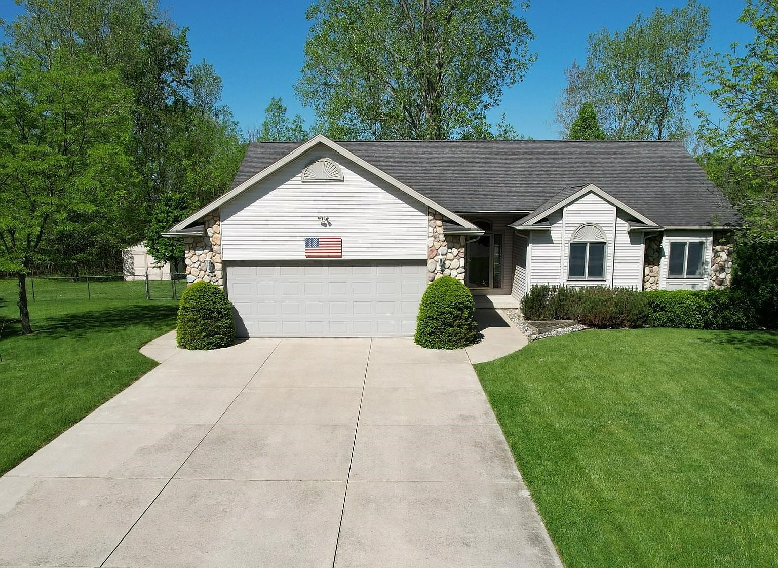 1820 E Elk Ct, Owosso, MI 48867 | Zillow