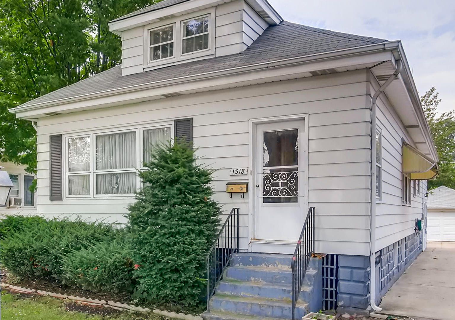 1318 E Algonquin Rd, Des Plaines, IL 60016 | Zillow