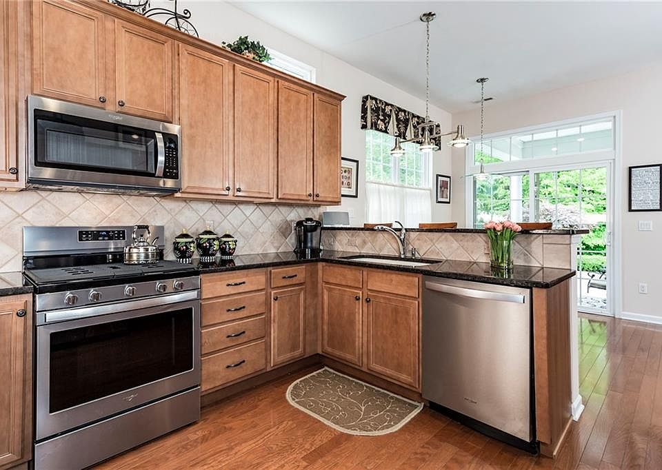 32 Edgemere Dr, Kendall Park, NJ 08824 | Zillow